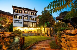 Fachada da propriedade à noite