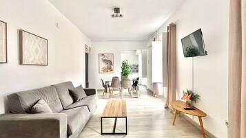 Apartamento Standard, 2 quartos (4A) | Sala de estar | TV de ecrã plano