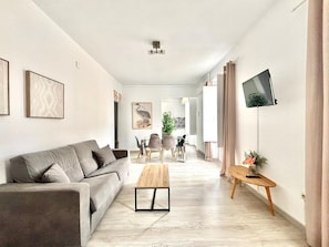 Apartamento standard, 2 quartos (4A) | Área de estar | TV de tela plana