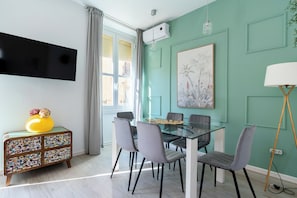 Apartamento, 2 quartos | Área de estar | TV de tela plana