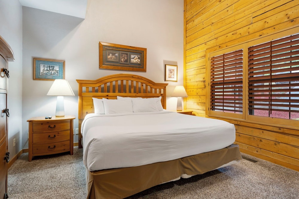 Unwind And Relax! Walk-in Log Cabin With Gas Fireplace And Screened Balcony - Branson, MO