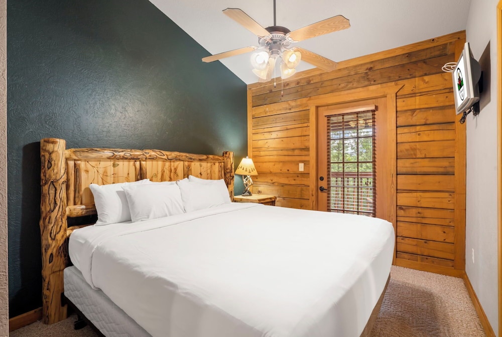 Comfy Walk-in, One-level Cabin With Jacuzzi Tub & Fireplace - Close To Shows! - Branson, MO