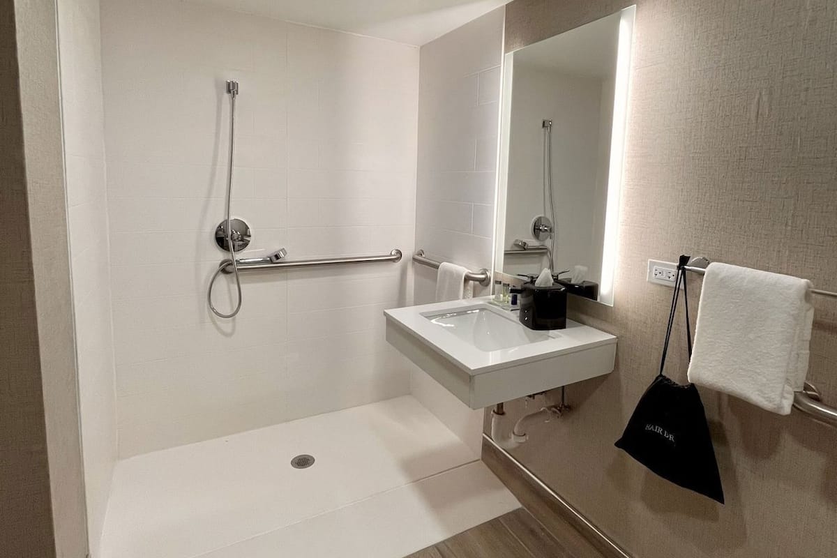 Casa de banho | Um polibã, um secador de cabelo, toalhas fornecidas