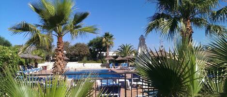 Piscina exterior, espreguiçadeiras