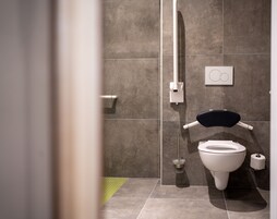 Quarto casal, acessível | Banheiro | Chuveiro, secador de cabelo, piso aquecido, toalhas de banho