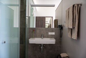 Um polibã, um secador de cabelo, Piso aquecido (casa de banho) 