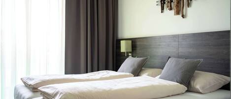 Quarto casal | Individualmente decorados, escrivaninha