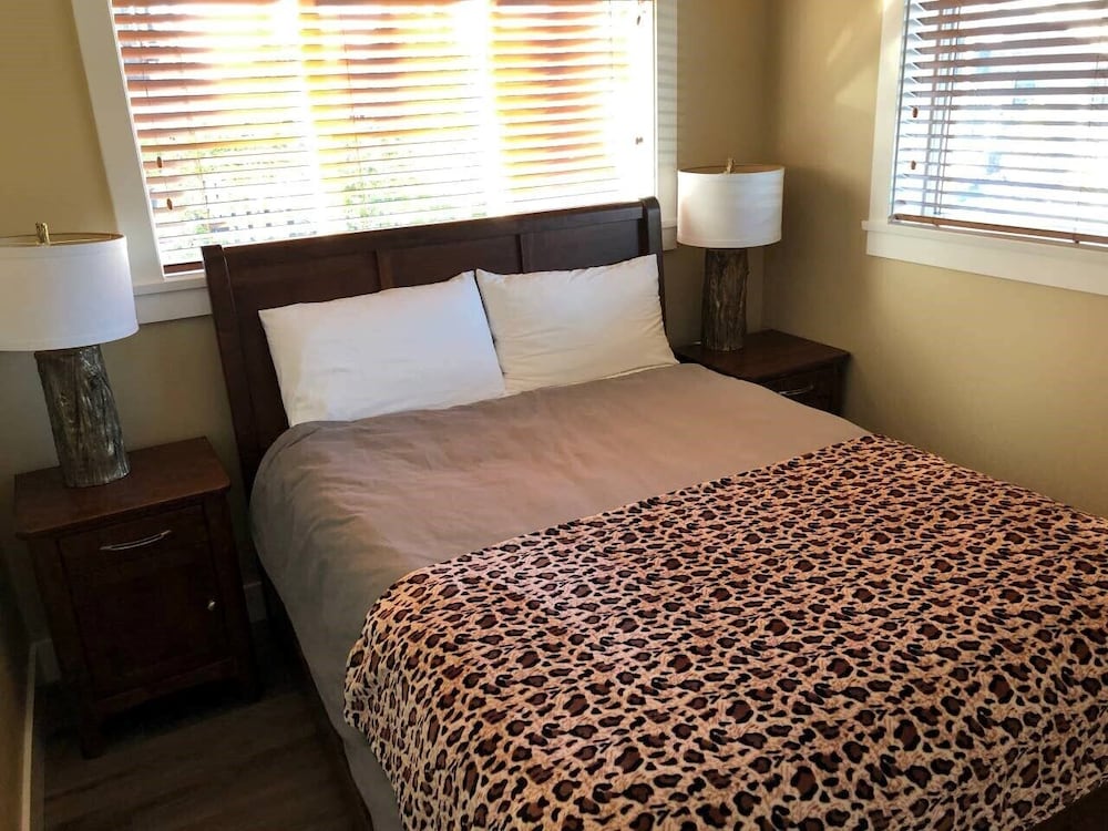 Shore 2 Please - Lower Unit,bright/mountain Views H198251310 - Port Renfrew