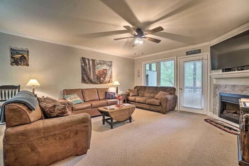 On The River In Helen Hottub Easy Walk To Downtown, 3br, 3.5ba, Sleeps 8 - Helen, GA