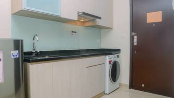 Quarto | Kitchenette privada | Um frigorífico, uma placa de cozinha, utensílios de cozinha