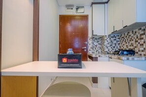 Quarto | Kitchenette privada | Um frigorífico, uma placa de cozinha, utensílios de cozinha 