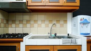 Quarto | Kitchenette privada | Um frigorífico, uma placa de cozinha, utensílios de cozinha