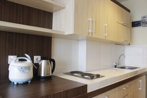 Quarto | Cozinha americana privada | Geladeira, cooktop, chaleira elétrica