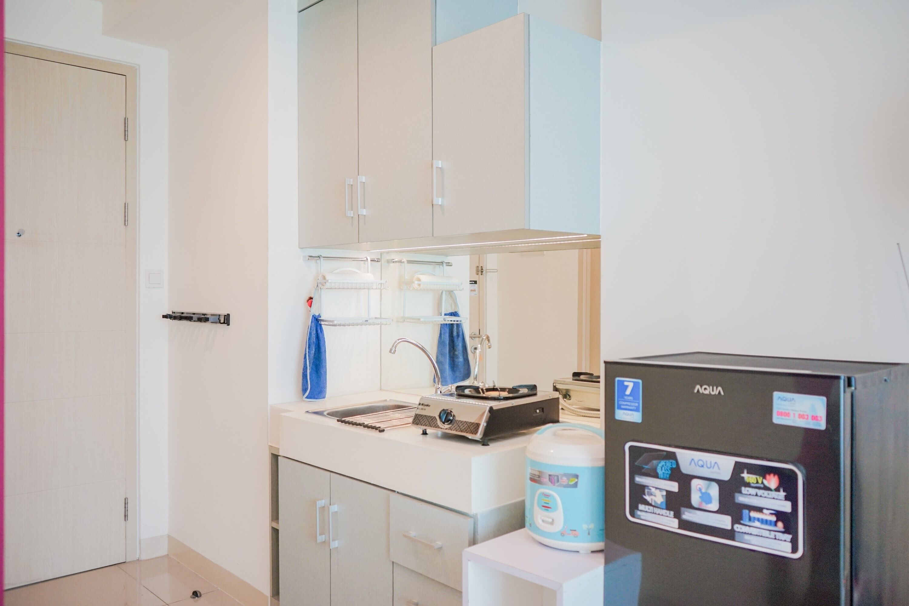 Quarto | Kitchenette privada | Um frigorífico, uma placa de cozinha, utensílios de cozinha 