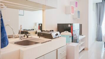 Quarto | Cozinha americana privada | Geladeira, cooktop, talheres/pratos/utensílios de cozinha