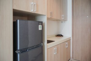 Quarto | Kitchenette privada | Um frigorífico, uma placa de cozinha, utensílios de cozinha