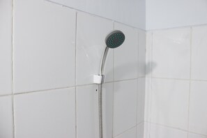Quarto | Casa de banho | Um polibã, toalhas fornecidas 