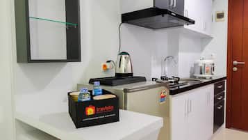 Quarto | Kitchenette privada | Um frigorífico, uma placa de cozinha, utensílios de cozinha