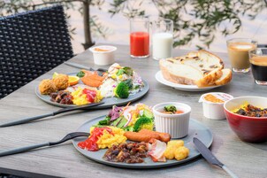 Pequeno-almoço tipo buffet diário mediante uma taxa