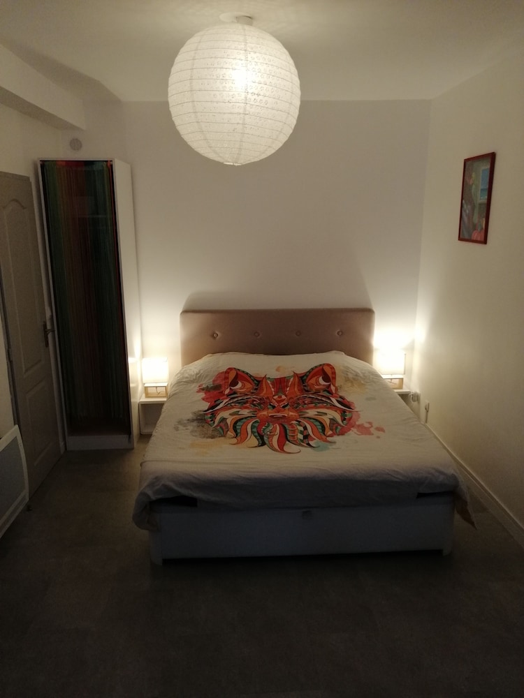Renovated Studio Ideally Located In The Center Of Sète. Large Queen Size Bed. - Plage de Sète