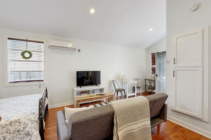 Charming Guesthouse With Full Kitchen, Private Entrance & Fenced Patio - Austin, TX