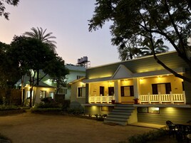 Fachada do alojamento (tarde/noite)