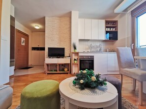 Apartamento Superior | Cozinha privada | Um frigorífico, um forno, uma placa de cozinha 