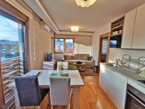 Apartamento Superior | Sala de estar | Televisor LCD de 32 polegadas com canais por cabo, televisor 