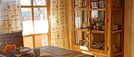 Apartamento, 2 quartos | Opções para refeição no quarto