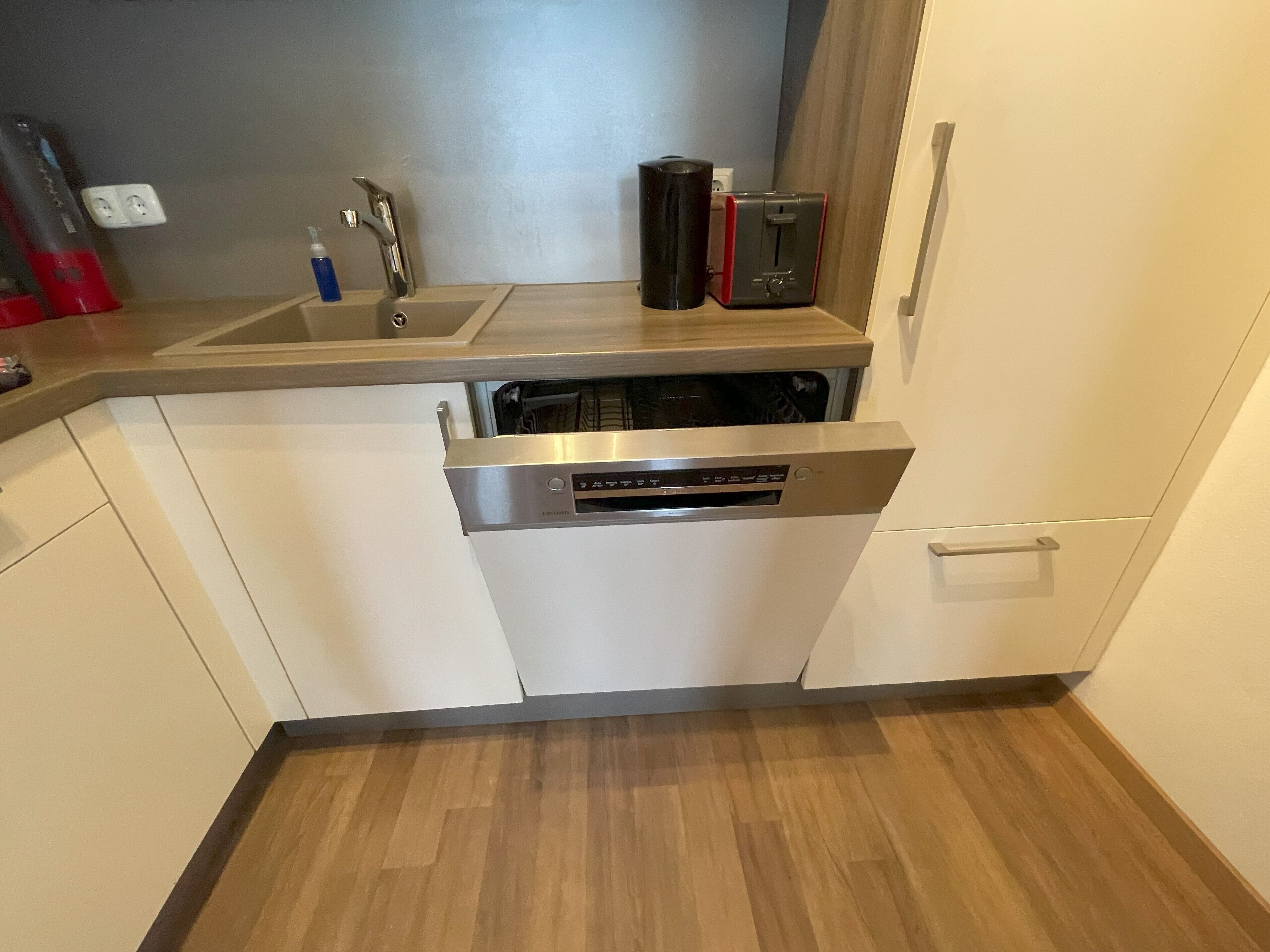 Um frigorífico, um micro-ondas, um forno, uma máquina de lavar louça 