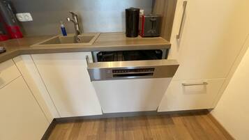 Um frigorífico, um micro-ondas, um forno, uma máquina de lavar louça