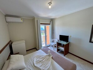 Suite-Estúdio, 1 quarto (Terreo s/ Vista) | Cofre no quarto, com decoração personalizada 