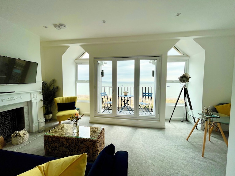 Estuary Views Penthouse With Private Parking - 濱海紹森德