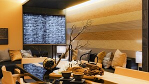 Uma sala de estar moderna com sofá, mesa de centro e objetos decorativos.