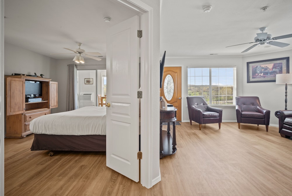 2 Bedroom, 2 Bathroom Walk-in Condo With Golf Course View From All-season Sunroom - Branson, MO