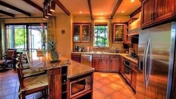 Casa, várias camas (Casa Orchidea) | Cozinha privada | Cafeteira/chaleira, torradeira