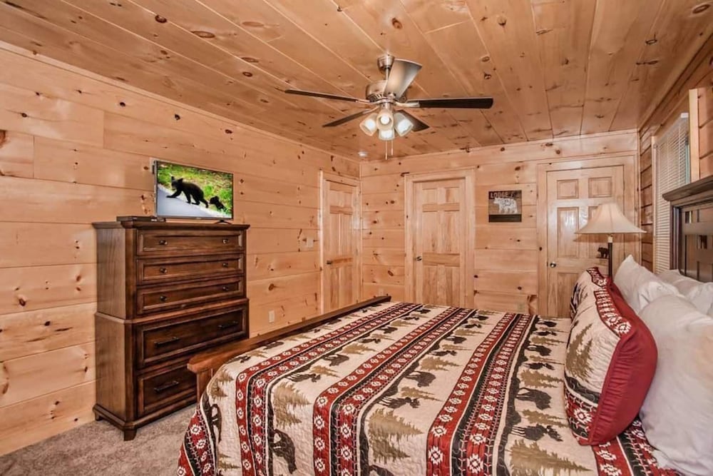 Papa Wolfs Cabin Wooden Cabin - Pigeon Forge, TN