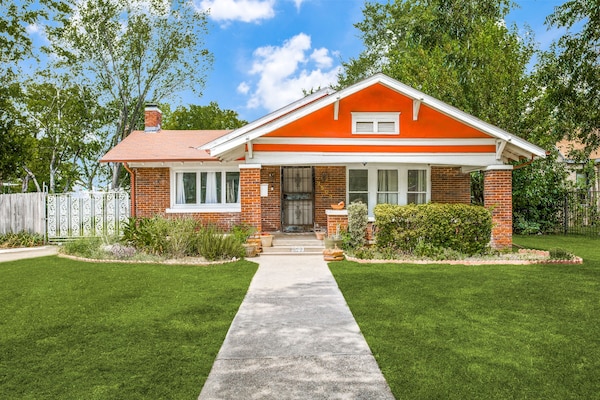 Historic Luxurious Gem With Downtown View - Dallas, TX