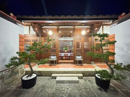 Fachada da propriedade à noite