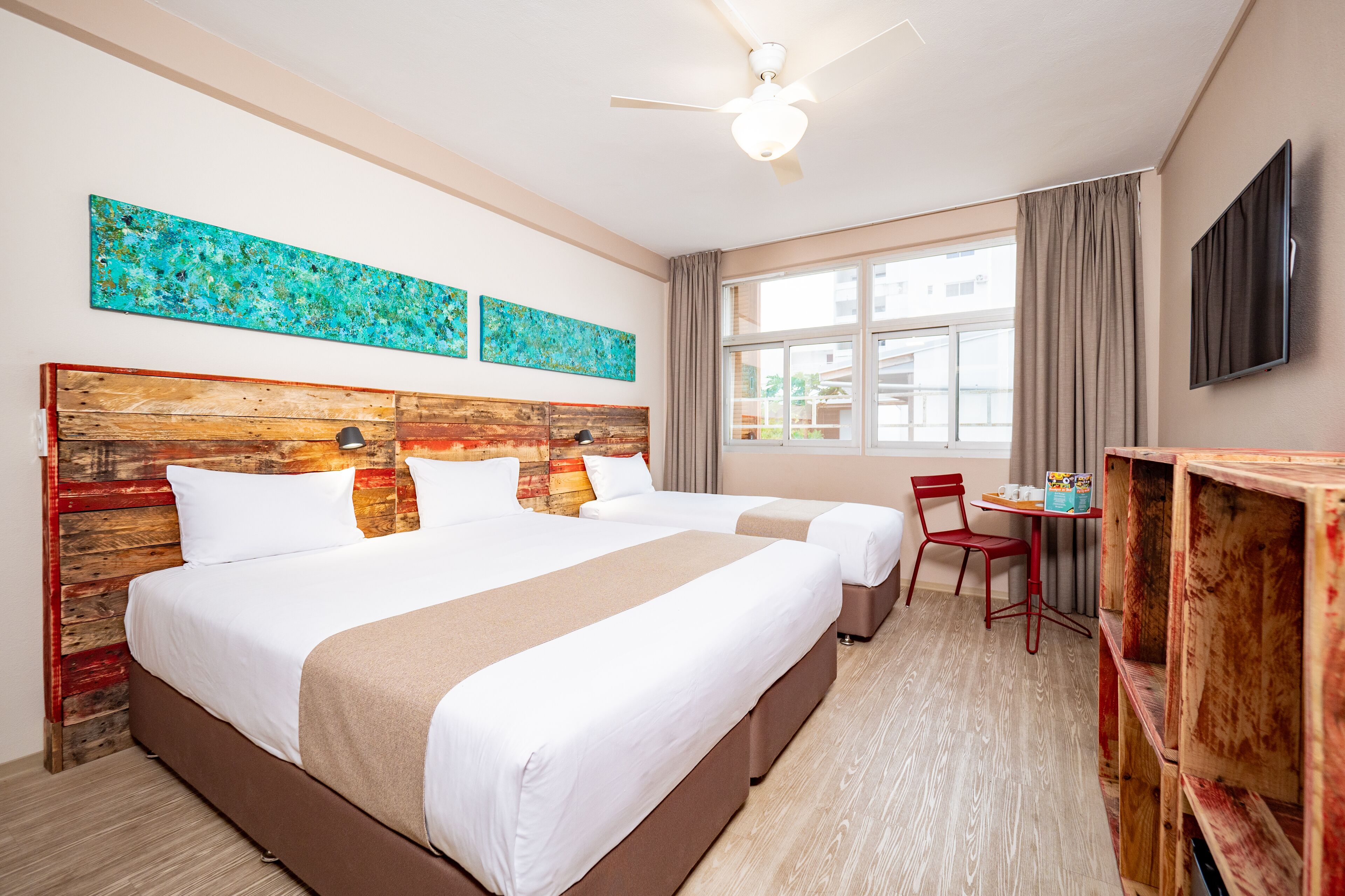 Cofres nos quartos, individualmente decorados, cortinas blackout