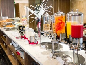 2 restaurantes: opção de café da manhã, almoço e jantar
