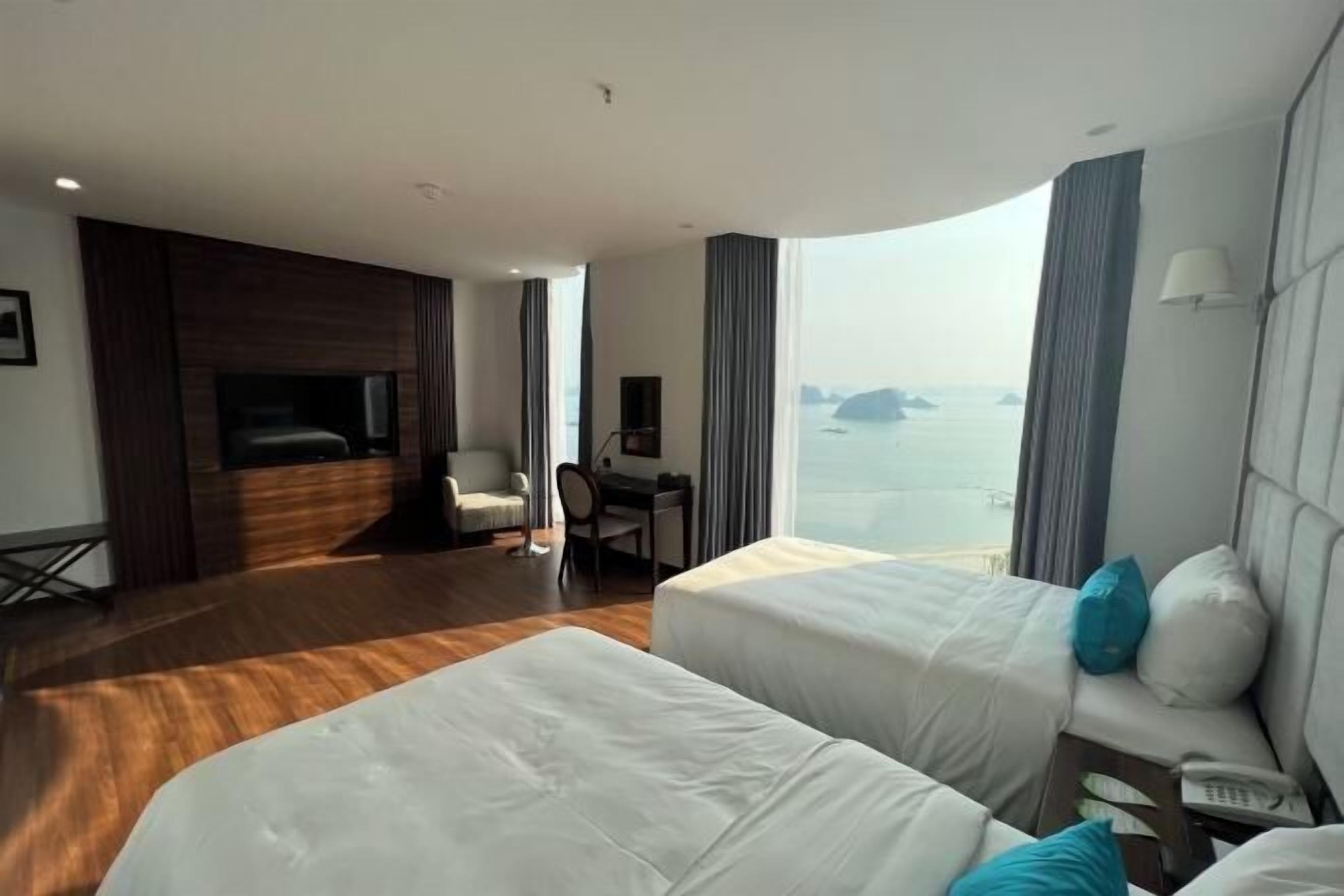 Camas de colchão pillowtop, minibar, cofre no quarto, secretária 