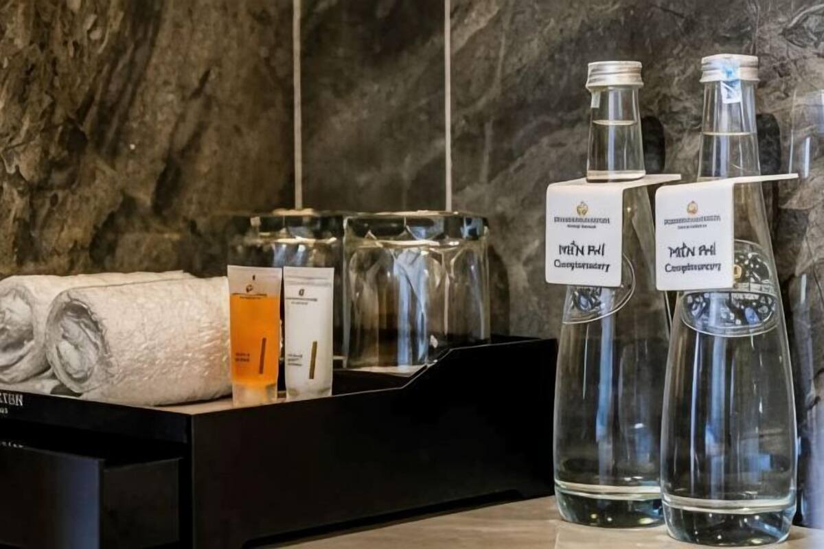 Chuveiro com efeito de chuva, produtos de toalete grátis