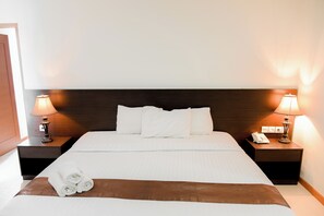 Quarto família | Roupas de cama premium, cofres nos quartos, escrivaninha