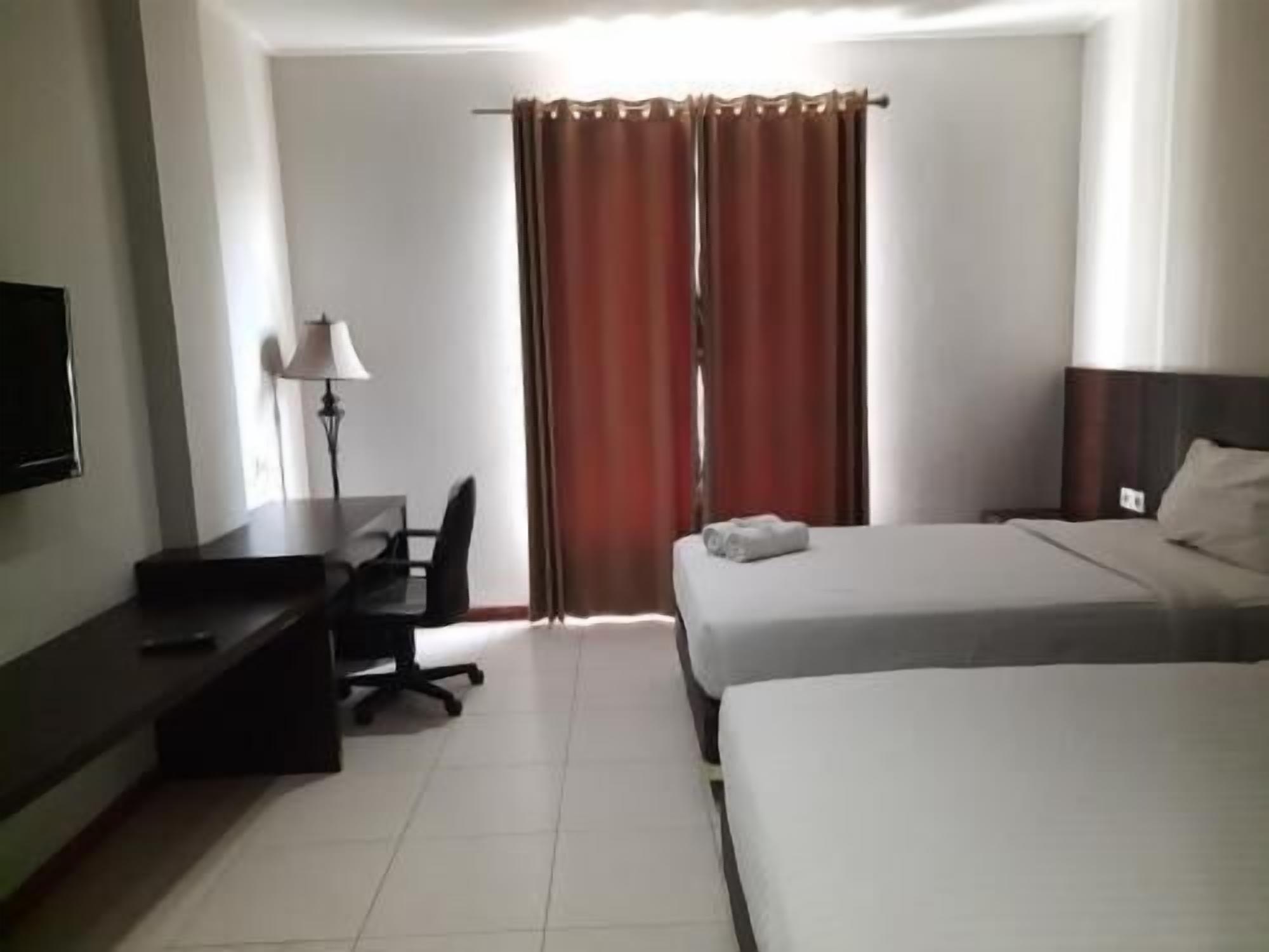 Roupas de cama premium, cofres nos quartos, escrivaninha