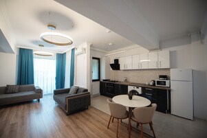 Apartamento Familiar | Cozinha privada | Um frigorífico, um micro-ondas, um forno, uma placa de cozinha 