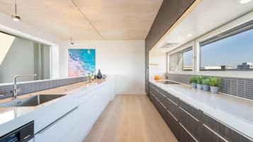 Geladeira grande, fogão, cooktop, lava-louças