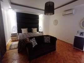 Quarto Familiar | Minibar, secretária, secretária adequada para computadores portáteis 