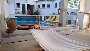 Piscina exterior sazonal, espreguiçadeiras