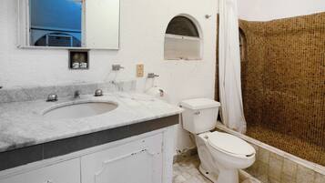 Chuveiro, toalhas de banho, sabonete